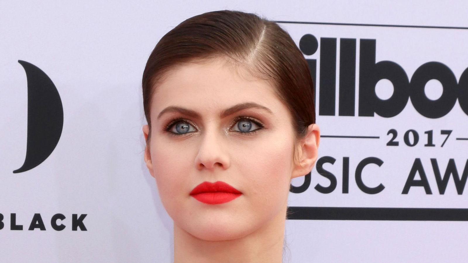 Alexandra Daddario’s Serves Ultra-Toned Abs And Killer Booty – Diply