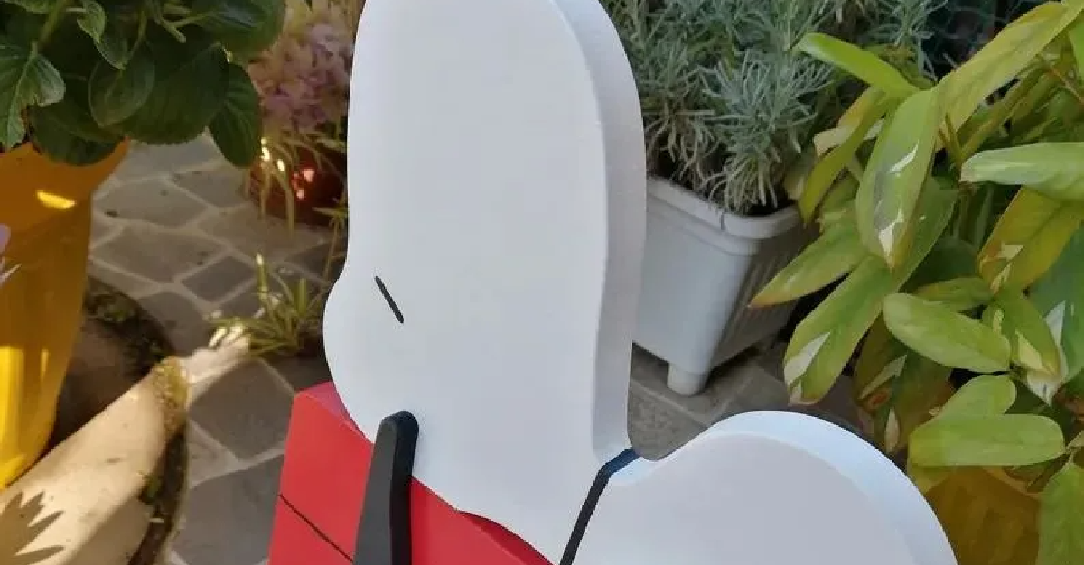 A DIY Snoopy Doghouse Planter Will Add Some Childhood Nostalgia To Any ...