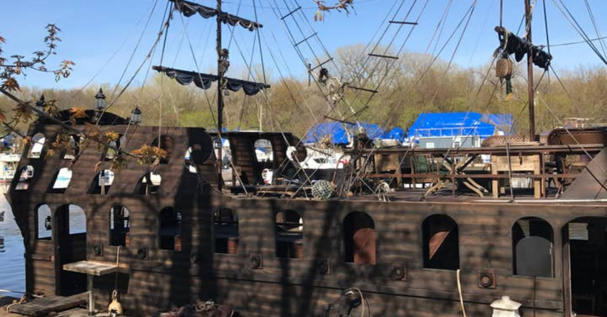 You Can Rent An Airbnb Pirate Ship On Water With Your Maties – Diply