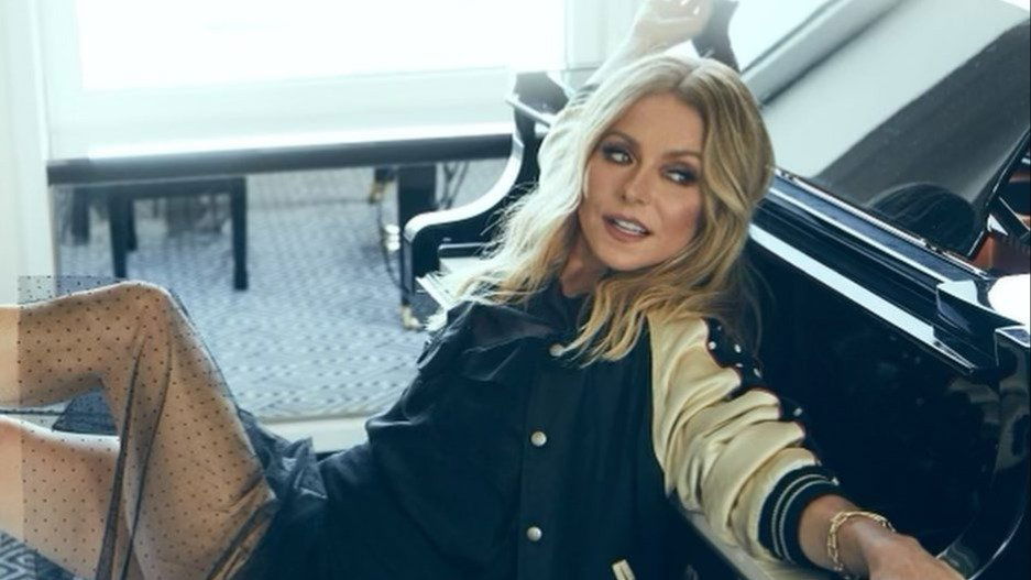 Kelly Ripa Turns 52 Today, Husband Says He’s ‘So Proud’ Of Her – Diply