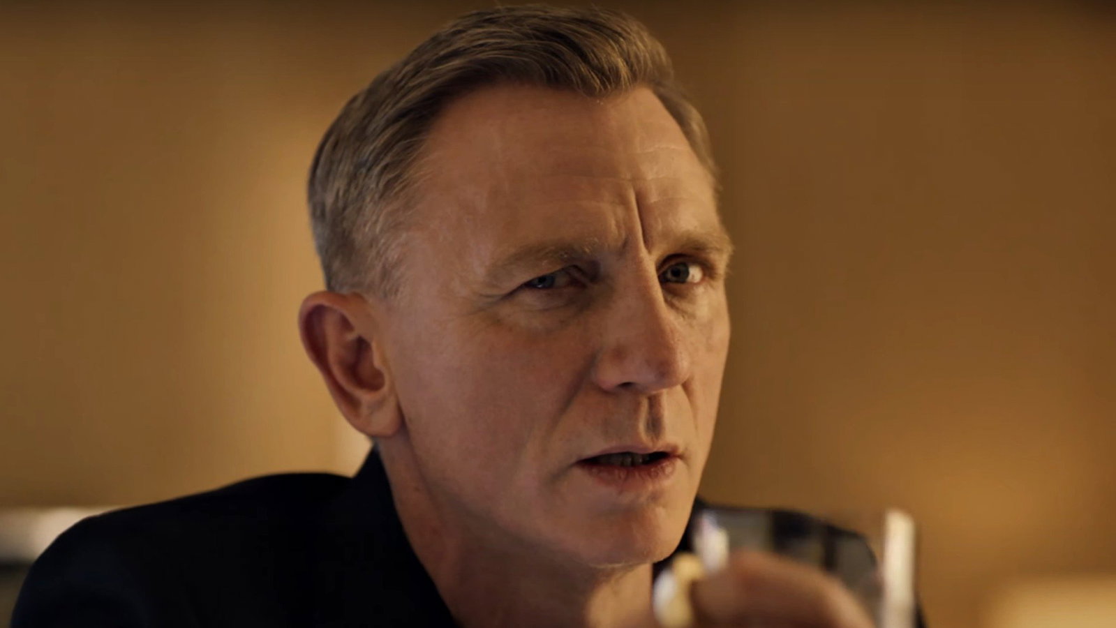 Daniel Craig Shows Off His Dance Moves In Recent Belvedere Advert – Diply