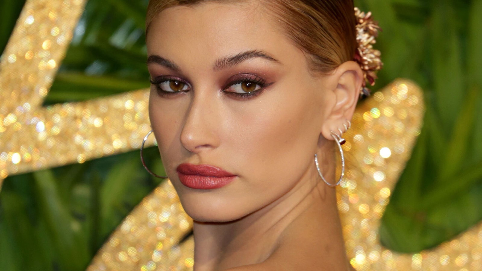 Hailey Bieber Stuns In Backless Dress While Eyeing Up Christmas – Diply