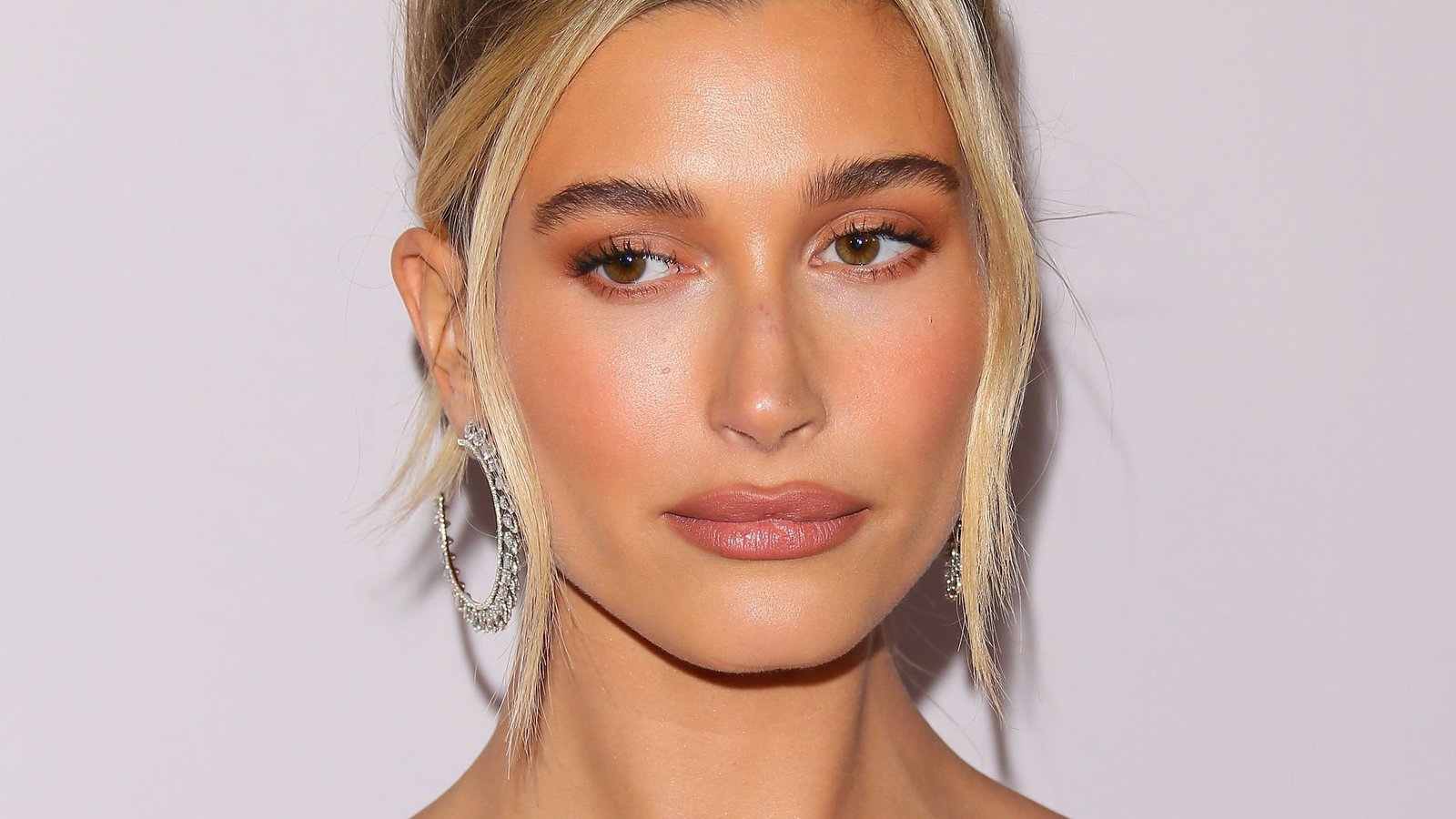 Hailey Bieber’s Soft Smile And Gorgeous Makeup Are So Mesmerizing – Diply