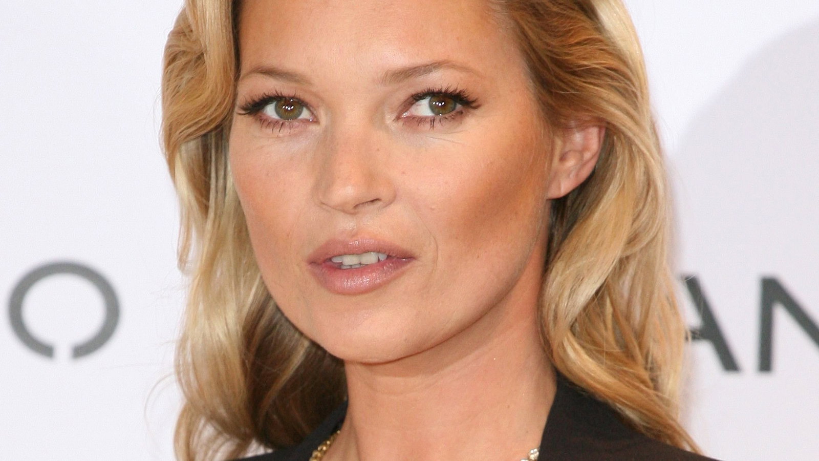 Kate Moss, 48, Flaunts Iconic Legs While Showing Off Amazing Pink Hair ...
