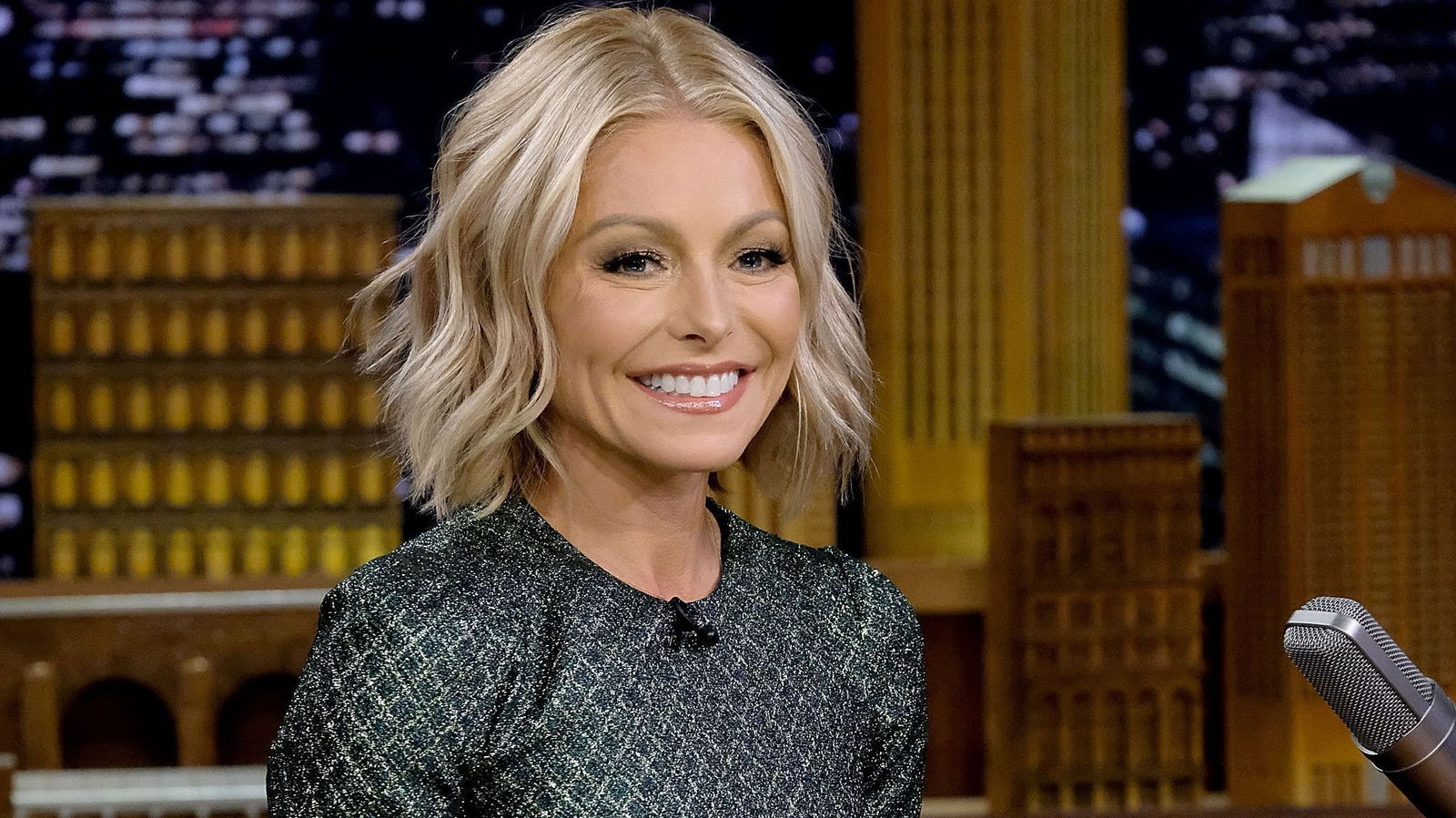 Kelly Ripa, 52, Shows Off Impressive Yoga Body – Diply
