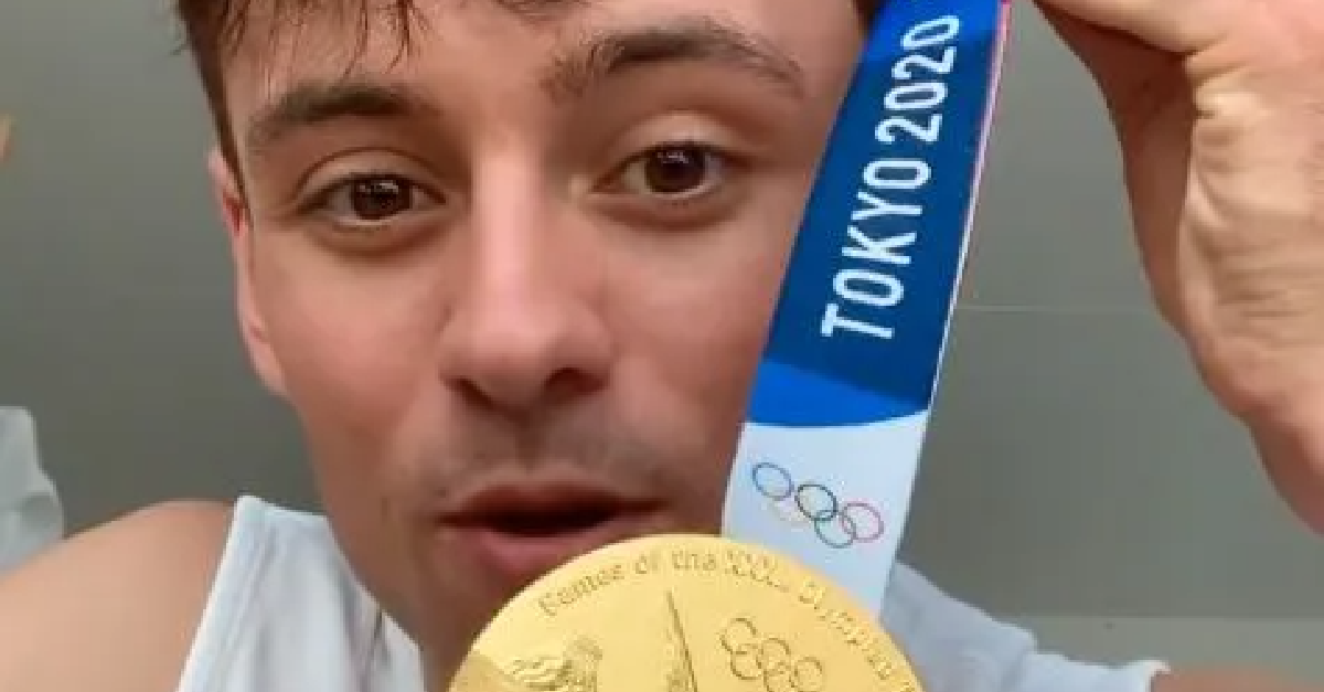 Olympic Diver Celebrates His Win By Knitting A ‘Medal Cozy’ To Keep His ...