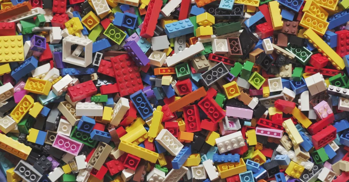 Artist Adds Some Built-In Color And Fun To Her Kitchen Bar With Lego ...