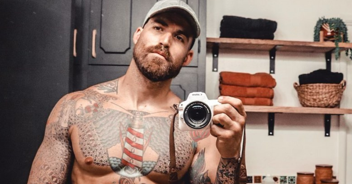 There’s A Hunky Man Going Viral For Being A Self-Proclaimed Wood ...